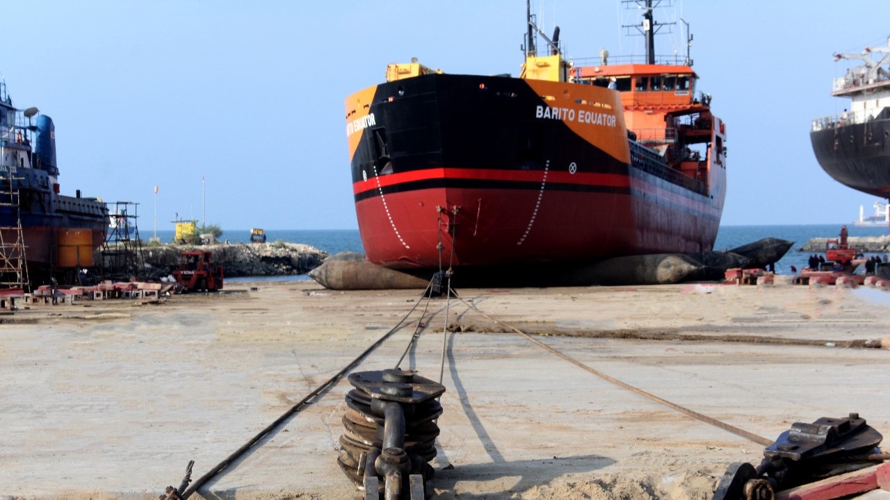 Proses Docking dan undocking Menggunakan Metode Slipway Air Bag - PT ...